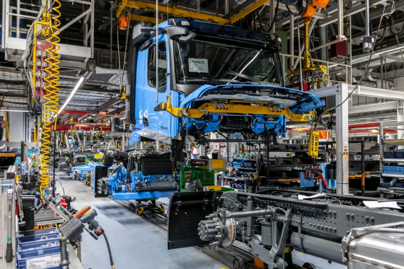 HVIA Tours Daimler Trucks Manufacturing Facility In Germany - Heavy ...