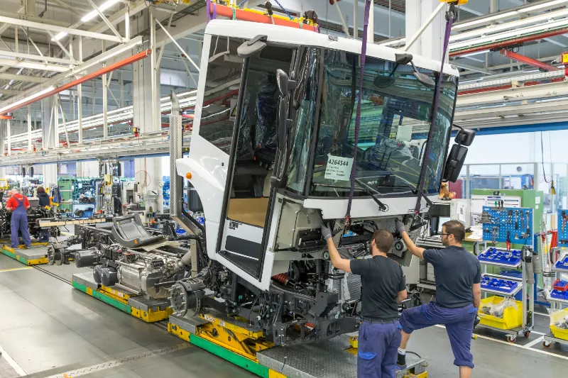 HVIA Tours Daimler Trucks Manufacturing Facility In Germany - Heavy ...
